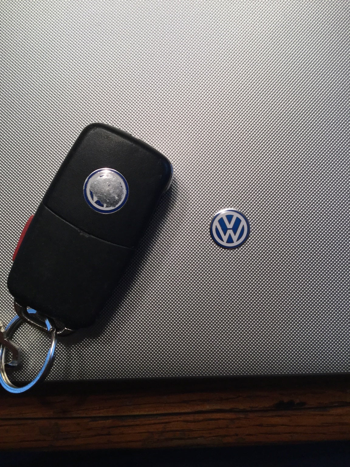 Replacing a scuffed emblem (VW Logo) on the key fob [TOC] | Page 2 | VW ...