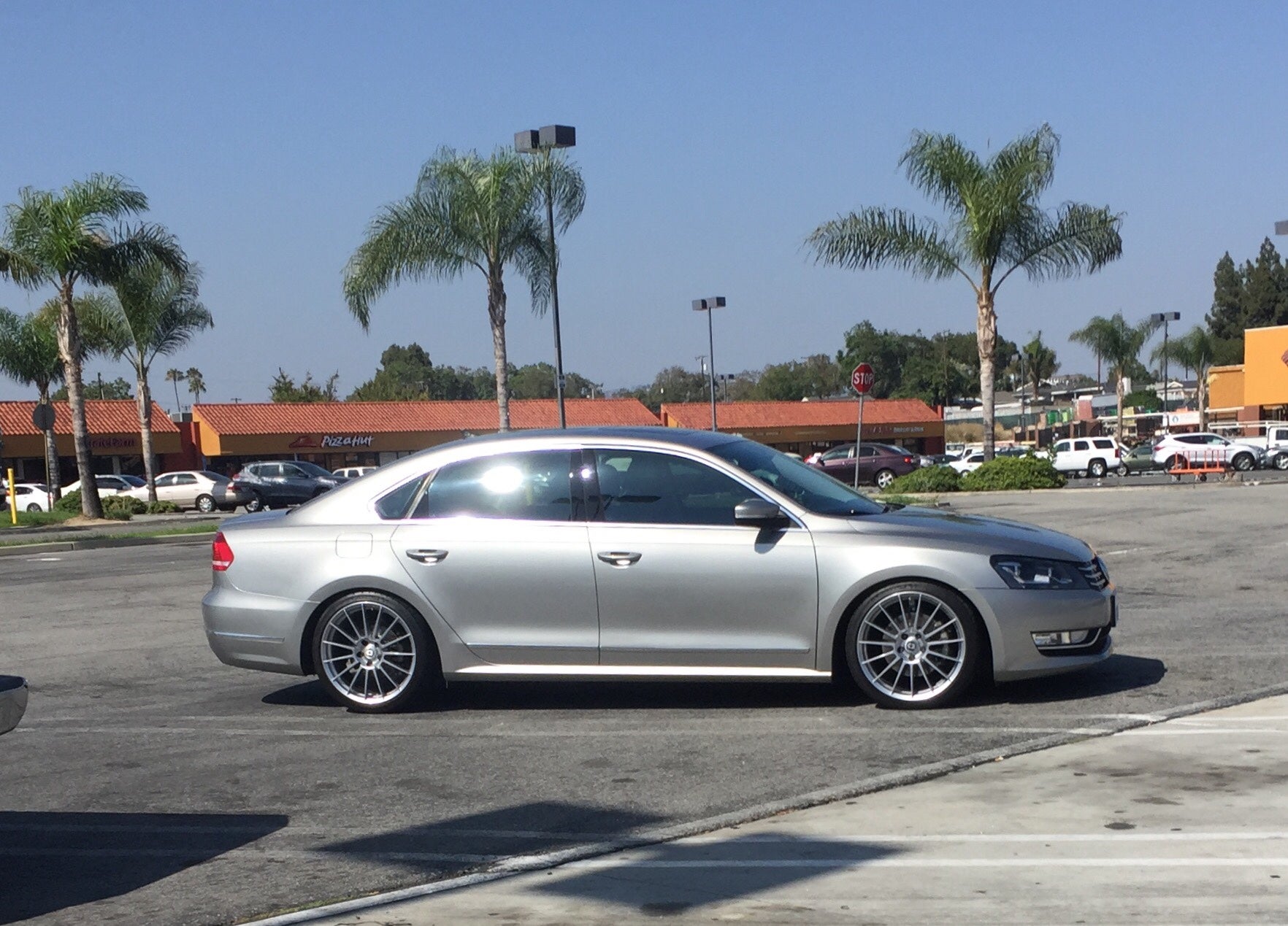 Anyone has there Passat se only, lowered with stock Wheels? Please post ...