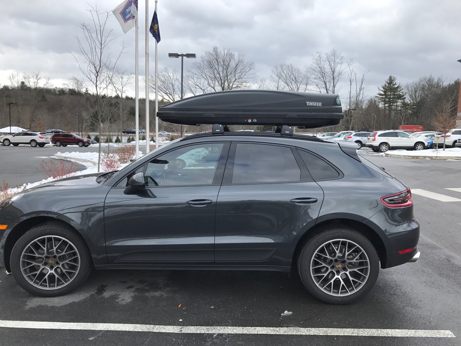 Show me your box - Roof mounted cargo box | Porsche Macan Forum