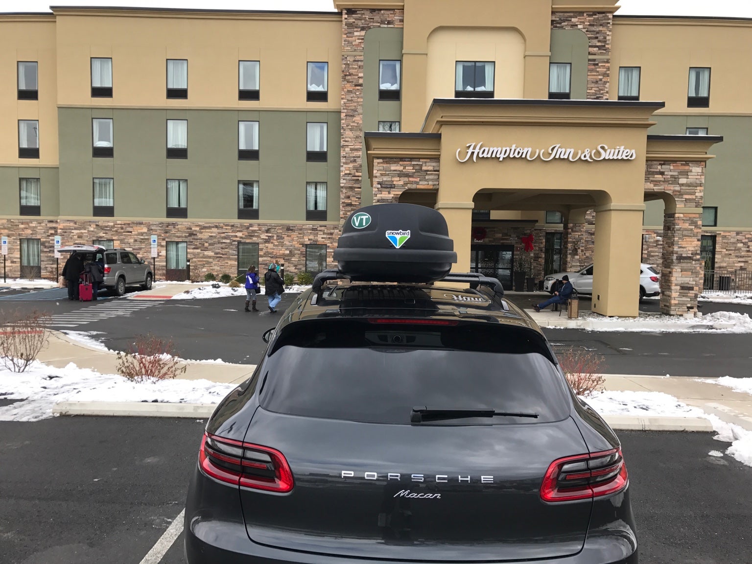 Show me your box - Roof mounted cargo box | Porsche Macan Forum