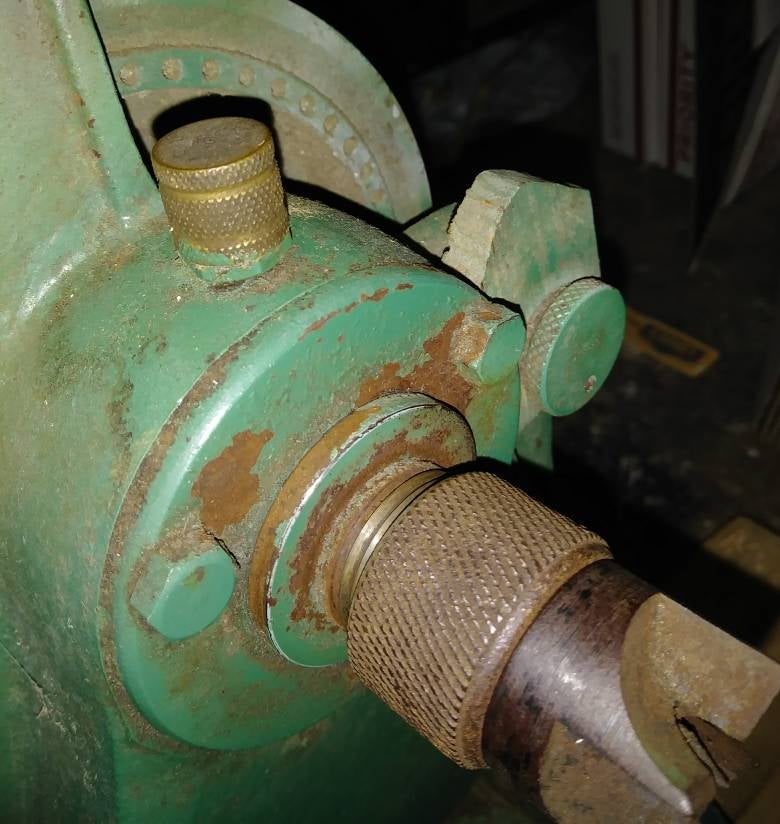 How to remove spur center in head stock | Woodworking Talk