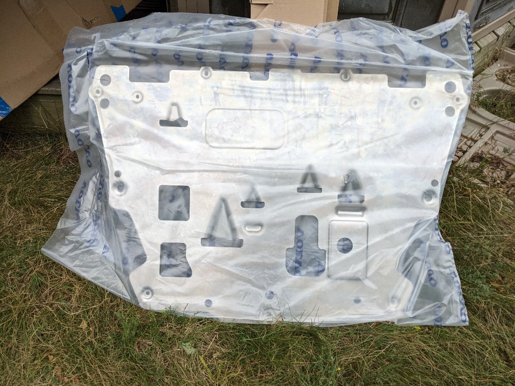 V90 CrossCountry skid plate / “ Protective plate beneath engine ...