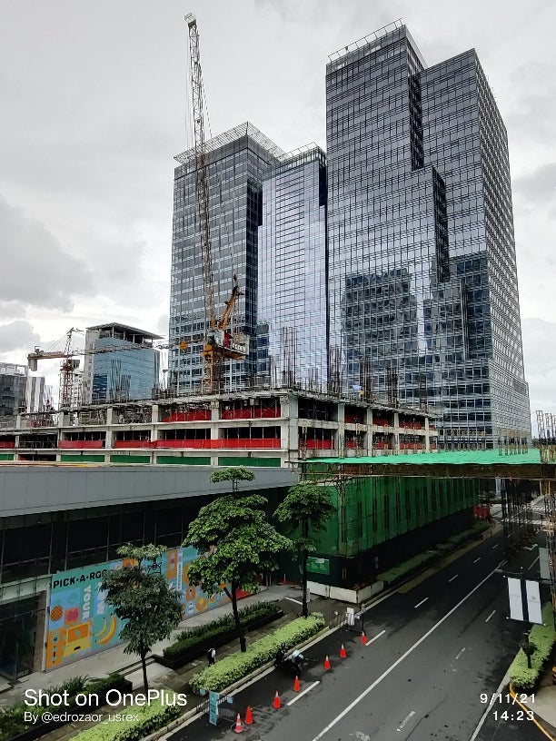 UPTOWN BONIFACIO | JPMorgan Chase Center | 23 fl | SkyscraperCity Forum