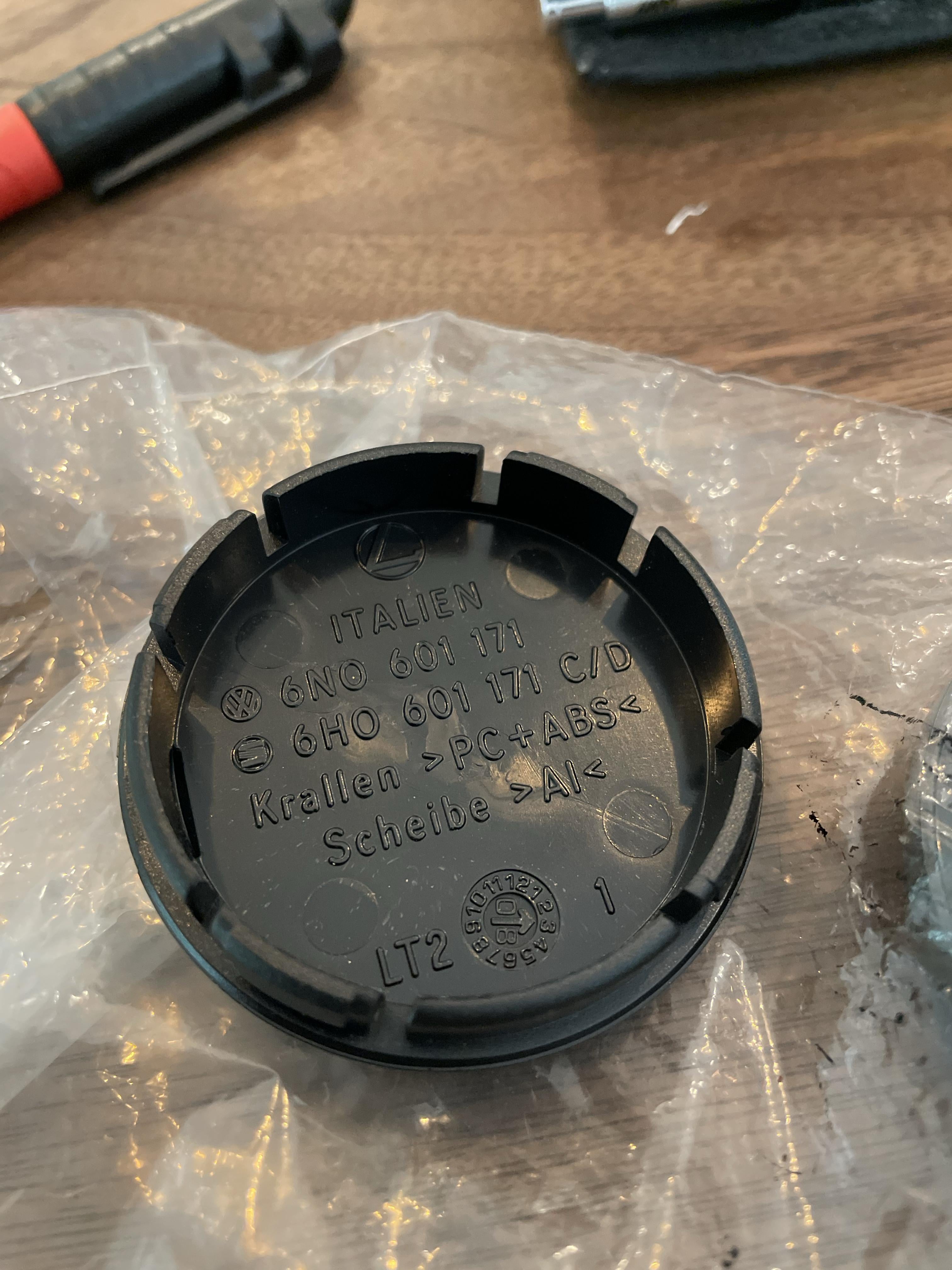 OEM R32 center caps | VW Vortex - Volkswagen Forum