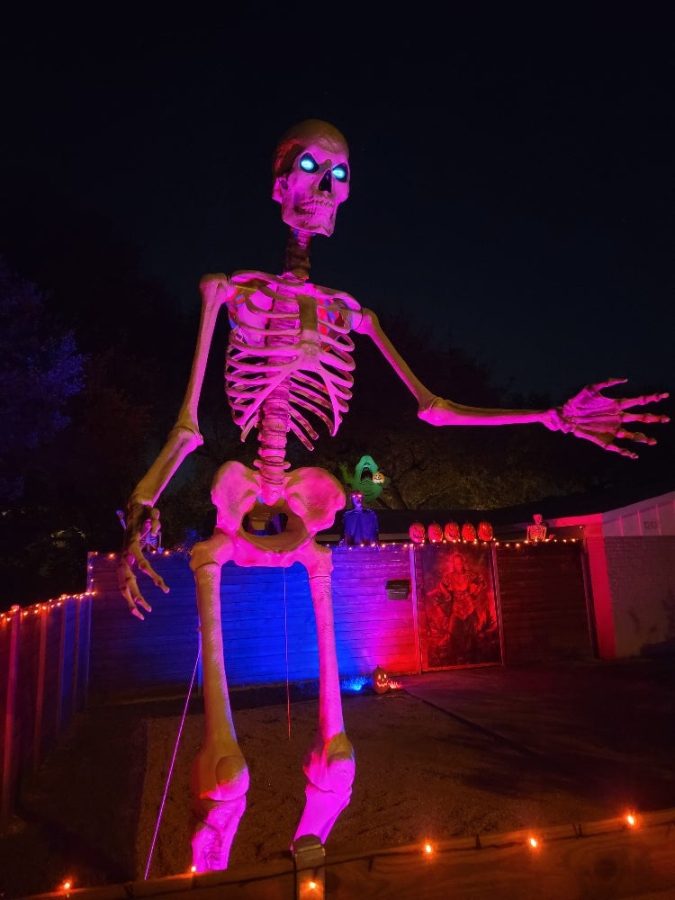 12 Ft Skeleton Eyes Default To On With Wired Power? | Halloween Forum