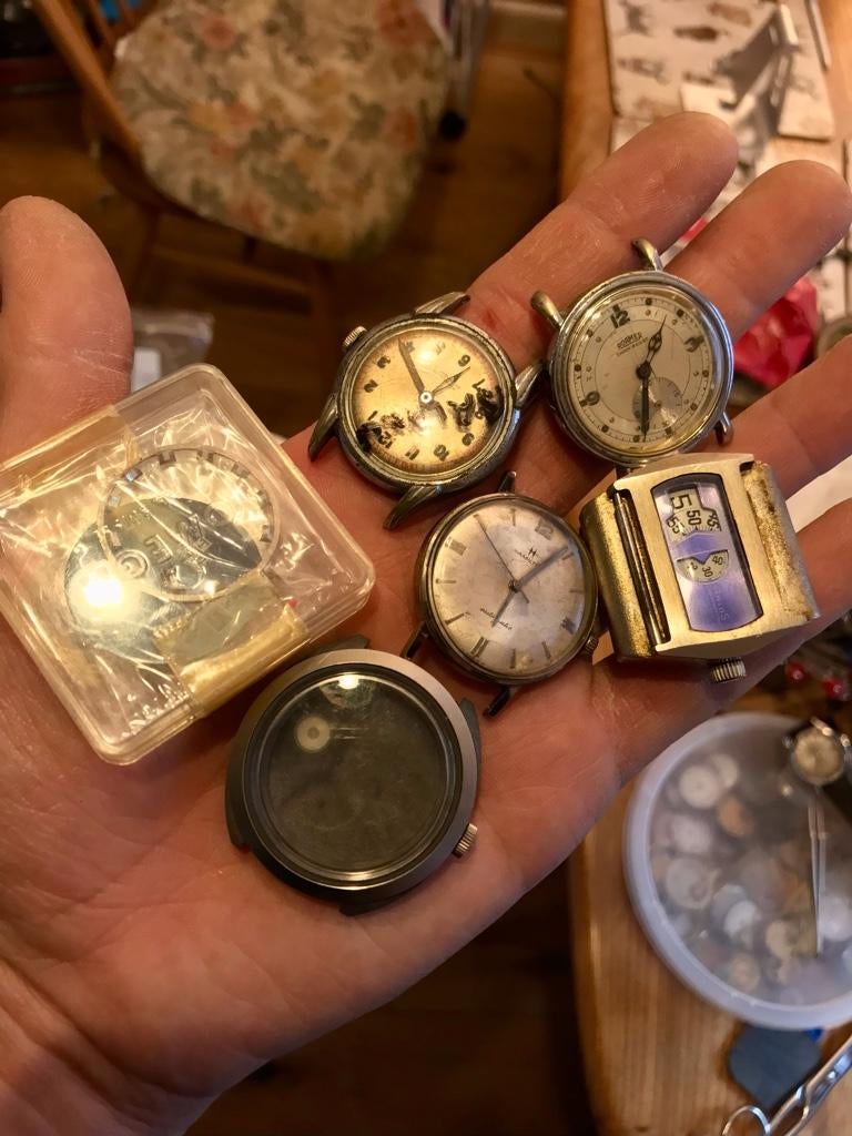 A local watch shop retired, and he offered me 10kg unfinished watches ...