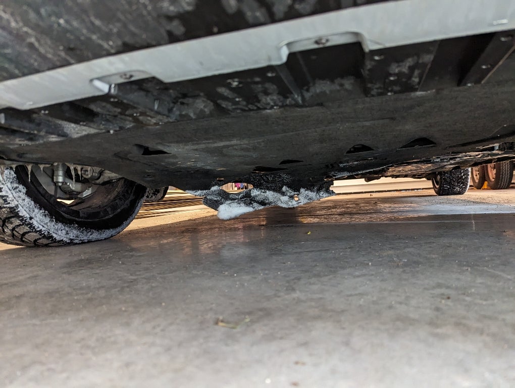 V90 CrossCountry skid plate / “ Protective plate beneath engine ...